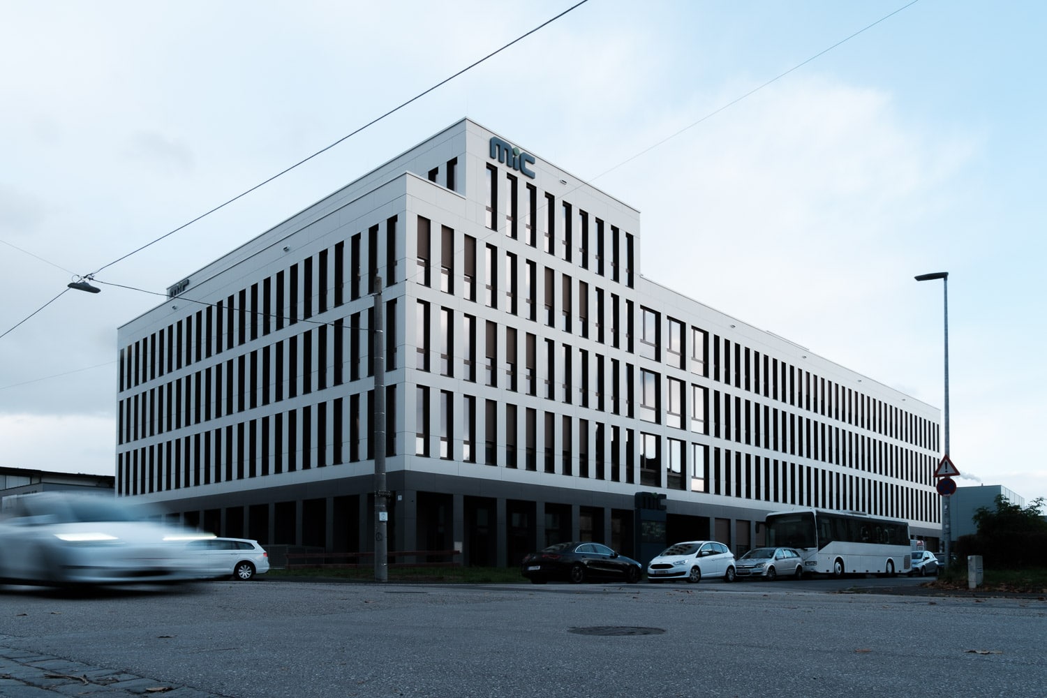 Innovatives Bürodesign im MIC-Gebäude: Eine Partnerschaft, die Maßstäbe ...